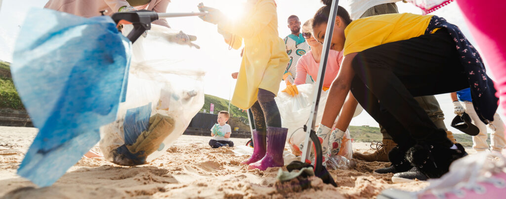 Exploring plastic waste with … a circus? | Particle